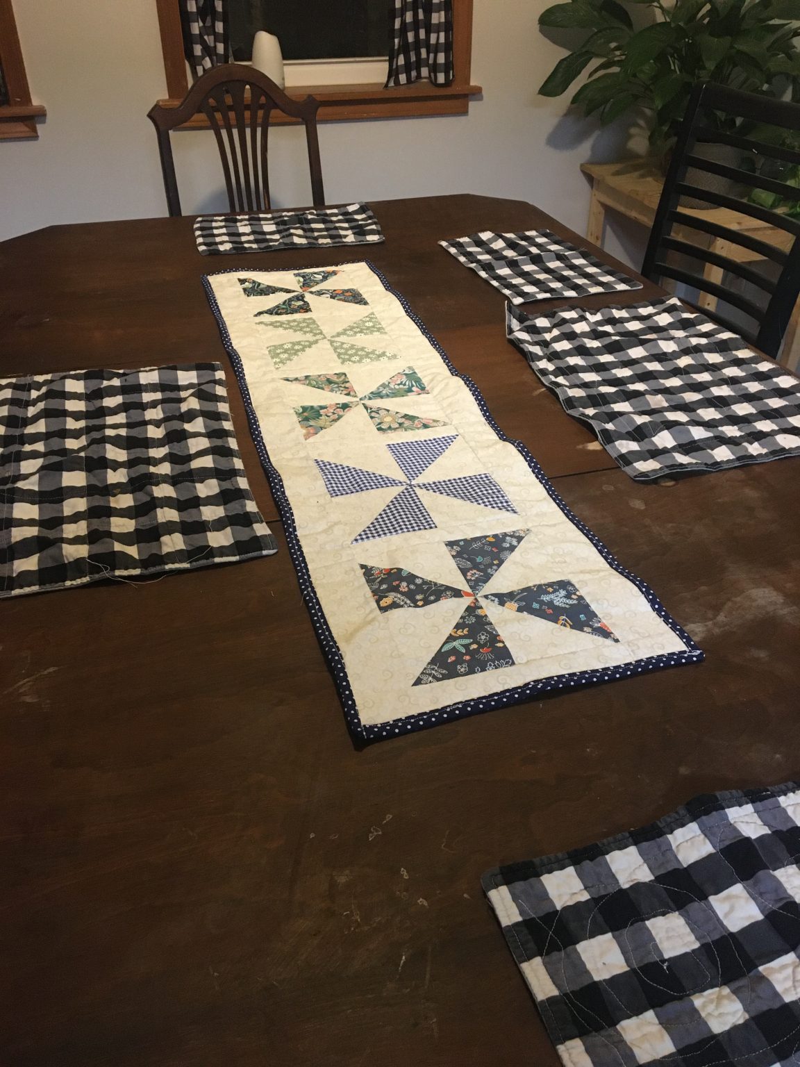 Easy Pinwheel Table Topper Quilt Tutorial – Mint N Lavender